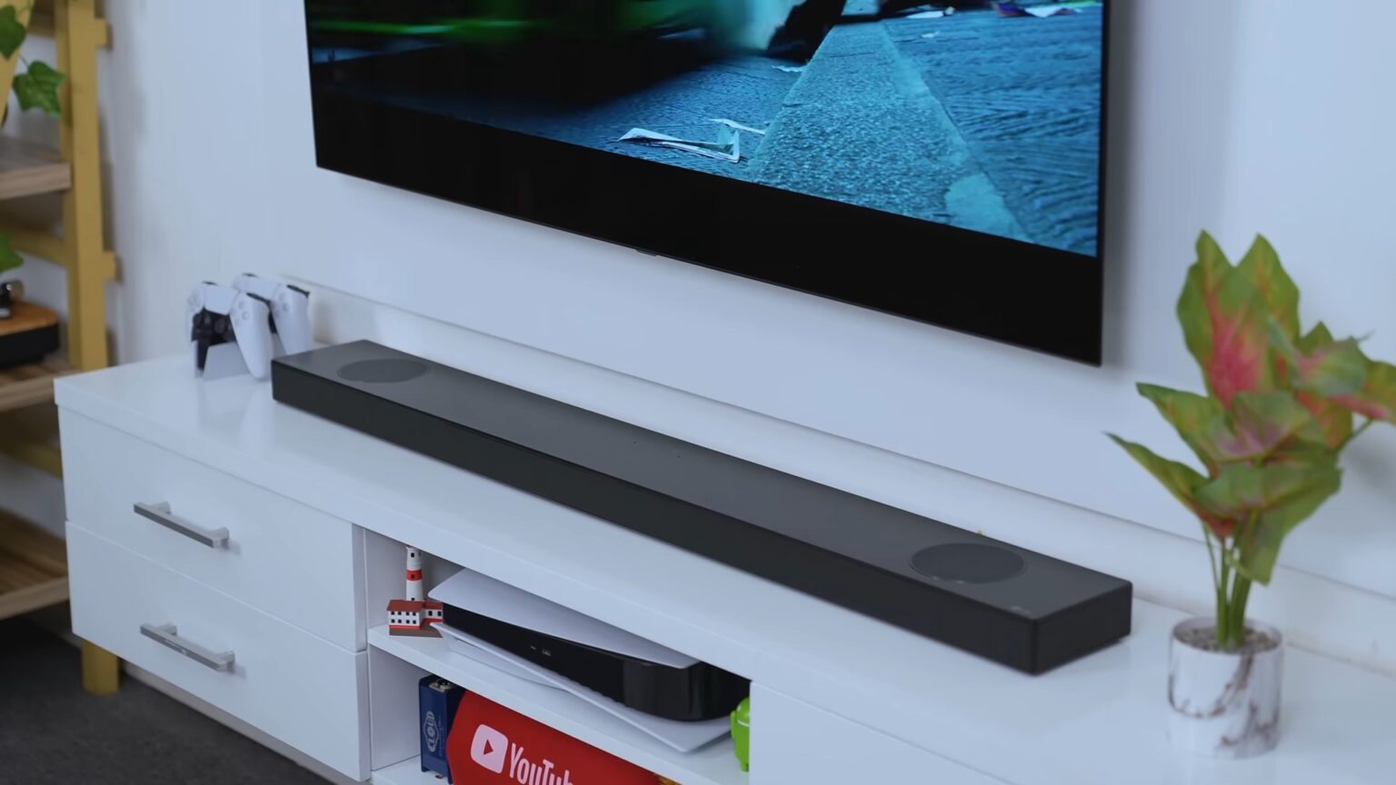 Soundbar Placement Options: Above or Below TV? 2024 Guide